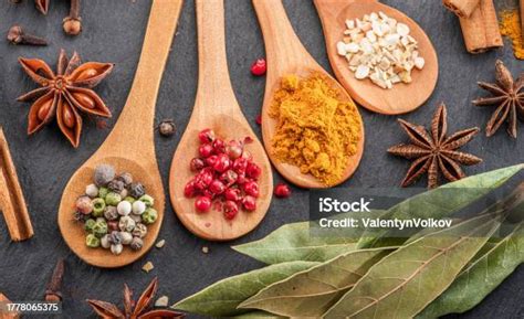 회색 돌 테이블에 나무 숟가락에 다양한 종류의 향신료 프로젝트에 좋은 음식 배경 갈색에 대한 스톡 사진 및 기타 이미지 갈색 강황 건강한 생활방식 Istock