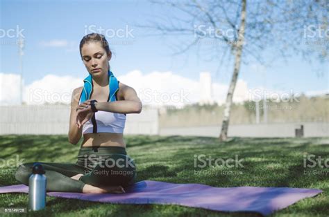 휴식 편안한 여자와 수건으로 식 수 운동 후 피곤 하 고 요가 갈색 머리에 대한 스톡 사진 및 기타 이미지 갈색 머리 건강한 생활방식 공원 Istock