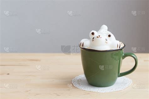 一杯可爱的3d熊拿铁艺术咖啡