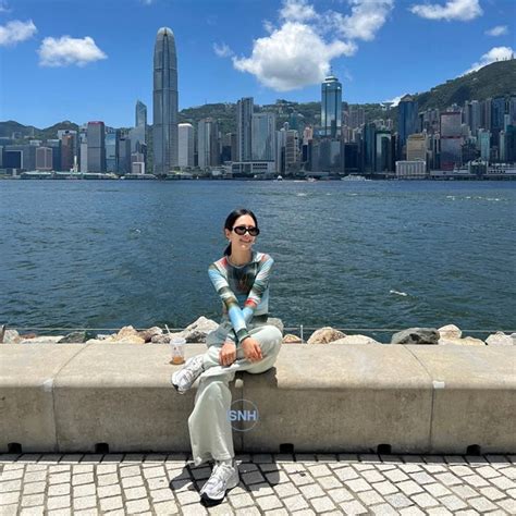 권유리 홍콩 여행패션 속 스니커즈 발 편한 여자 운동화 추천 나이키 줌 보메로 5 메탈릭 실버 가격은 네이버 블로그