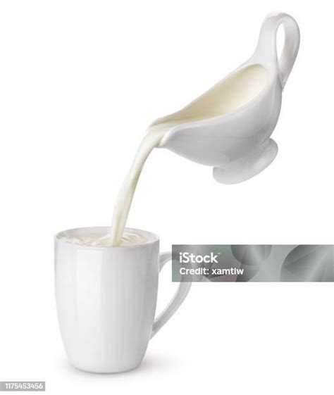 크림을 컵에 붓고 흰색 배경에 스플래시를 바르고 우유를 흐르고 있습니다 따르기에 대한 스톡 사진 및 기타 이미지 따르기 크림 저그 우유 병 Istock