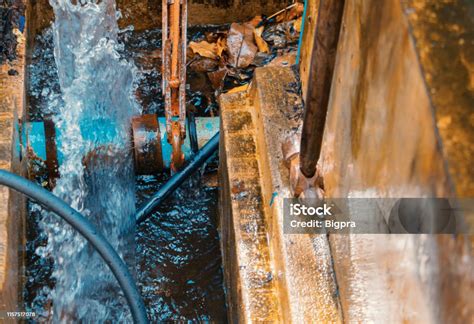 배관공 작업 조정 렌치 또는 길가와 물 모션에서 구멍 도랑에 잠금 펜치와 깨진 파이프를 수리 관 튜브에 대한 스톡 사진 및 기타 이미지 Istock