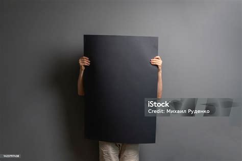 벽에 서있는 큰 빈 포스터를 들고있는 인식 할 수없는 사람 모형 템플릿 간판에 대한 스톡 사진 및 기타 이미지 간판 공란 광고 Istock