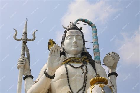 사원 시킴 인도에서 시바 신 힌두교 힌두교 신의 큰 동상 프리미엄 사진