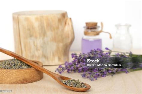 나무 그릇에 마른 라벤더 꽃과 필수 라벤더 오일 병 또는 흰색 배경에 물을 주입하십시오 허브 화장품을위한 천연 유기농 성분 스파 마사지 세트 라벤더 상품 0명에 대한 스톡