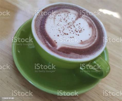 로프트 스타일의 커피 숍의 나무 책상 테이블에 녹색 머그잔에 장식 콩 코코넛 젖소 우유의 심장 모양의 말차 핫 초콜릿 라떼 0명에 대한 스톡 사진 및 기타 이미지 Istock