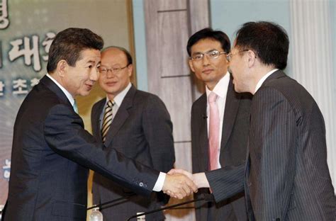 [노무현사료관] [대통령 언론인과의 대화에 앞서 관계자들과 악수하는 노무현 대통령]