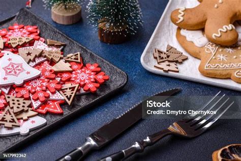 어두운 콘크리트 테이블에 크리스마스 장식과 진저 브레드 축하 준비 0명에 대한 스톡 사진 및 기타 이미지 0명 12월 갈색 Istock