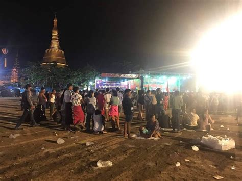 ပဲခူးမြို့ ရွှေမော်ဓောဘုရား တန်ဆောင်တိုင်ပွဲ လူစည်ကားသည့် ဓာတ်ပုံရရန်အတွက် နေရာတစ်ခုတွင် လူမ