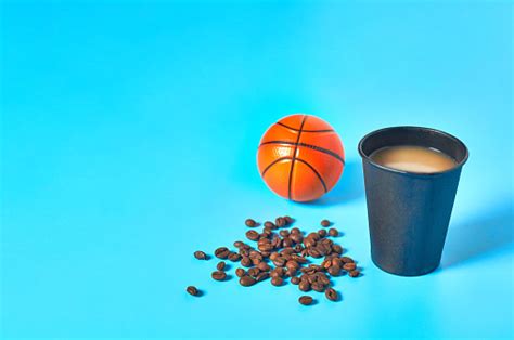 파란 배경에 흩어져있는 콩과 농구 공 근처 커피의 전체 검은 색 골판지 유리 공간을 복사합니다 환경 보호 휴식 생태 레크리에이션 스포츠의 개념 0명에 대한 스톡 사진 및