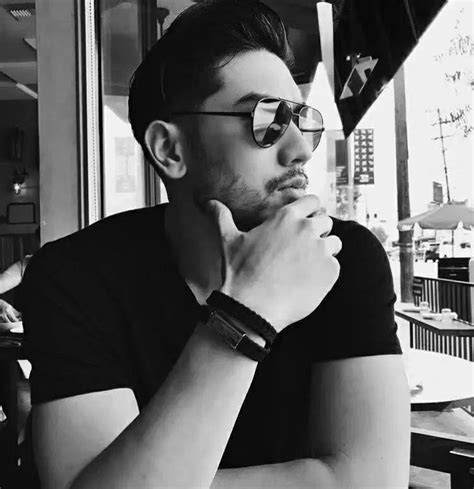 头像 黑白色男头成熟沧桑大叔控男生头像 知乎