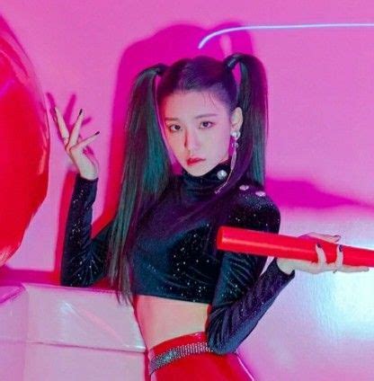 𝐁𝐋𝐎𝐒𝐒𝐎𝐌 Itzy Beauty Hair straightener