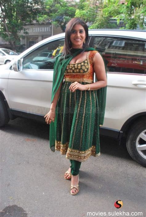 1st PICTURE Sonali Kulkarni Hot Photos