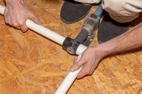 난방 또는 급수의 설치에 작업 수컷 배관공은 전기 파이프 용접 기와 폴리 프로필렌 플라스틱 파이프를 가열합니다 가정용 시설에 대한 스톡 사진 및 기타 이미지 Istock