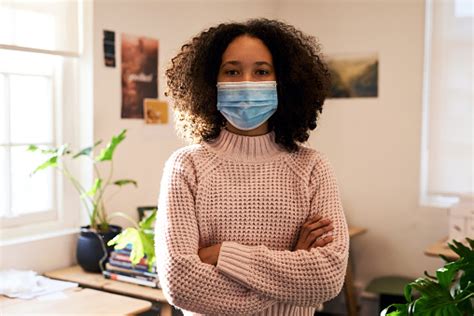 사무실에서 보호 얼굴 마스크를 쓰고 있는 젊은 사업가의 사진 20 24세에 대한 스톡 사진 및 기타 이미지 20 24세