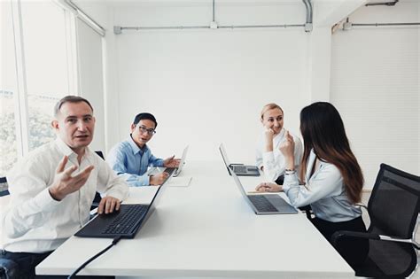 팀 구성원들은 현대적인 사무실 환경에서 화창한 날에 노트북과 메모를 사용하여 생산적인 회의를 하는 동안 협업합니다 25 29세에 대한 스톡 사진 및 기타 이미지 Istock