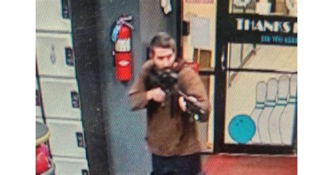 Жена оцеляла при стрелбата в САЩ Лежах върху дъщеря си а майка ми лежеше върху мен