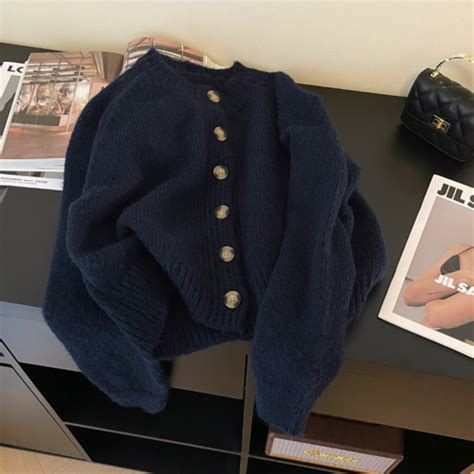 위켄드블루 베이직 라운드넥 가디건 루즈핏 기본템 꾸안꾸 겨울이너 레이어드 데이트룩 여친룩 여리 남색 베이지