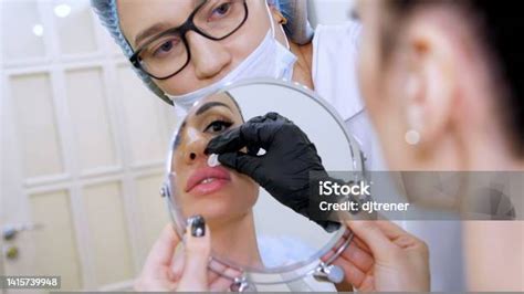 의료 사무실 아름 다운 여자 거울을 보고 의사 잎사귀 환자 입술 입술에 히 알루 론 산 주사 하기 전에 살 균 냅킨 표면 살 균 청소 2명에 대한 스톡 사진 및 기타 이미지