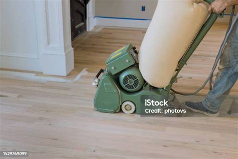 방금 건설 된 새 집에서 바닥 샌더가있는 나무 쪽모이 세공 마루 바닥을 연마하는 과정 닦기에 대한 스톡 사진 및 기타 이미지
