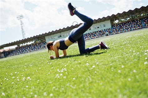 경기장에서 그녀의 근육을 스트레칭 하는 스포츠에 아름 다운 여자의 초상화 가냘픈에 대한 스톡 사진 및 기타 이미지 가냘픈 갈색 머리 건강한 생활방식 Istock