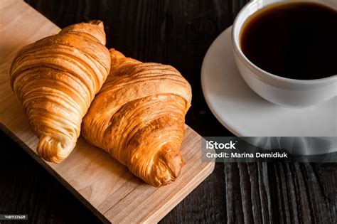 소박한 어두운 나무 테이블에 크루아상이 있는 커피 컵 음식 시리즈 두 맛있는 신선한 크로와상 잼 오렌지 주스 유럽식 아침 식사는