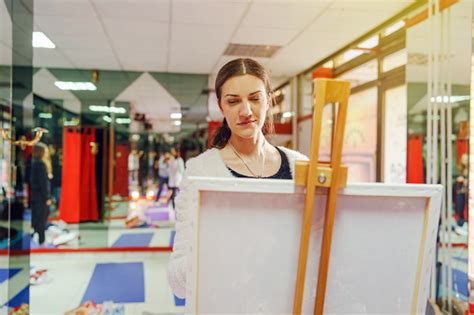 집이나 스튜디오에서 예술 페인트를 만드는 캔버스에 젊은 여성 소녀 그림 공예에 대한 스톡 사진 및 기타 이미지 공예 교육 그리기 Istock