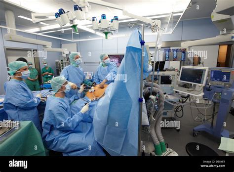 Ärzte Operieren Eine Laparoskopische Verstellbare Magenband Am