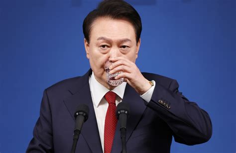 尹 지지율 24 …역대 대통령 취임 2주년 기준 최저 [갤럽]