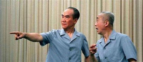 相声演员马季在侯宝林大师葬礼上一副掌门人姿态，其实这么做不妥先生艺术曲艺