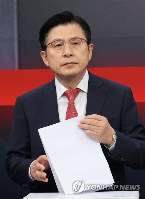방송토론 준비하는 황교안 연합뉴스