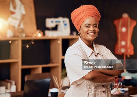 패션 디자이너 아프리카 또는 흑인 여성이 워크숍 스튜디오에서 소규모 비즈니스 스타트업 창의적인 경력 또는 섬유 산업을 위한 초상화를 가지고 있다 자랑스러운 여성의 직물 제조