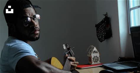 테이블 옆에서 기타를 연주하는 남자 사진 Unsplash의 무료 싱가포르 이미지