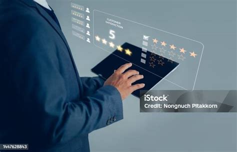 태블릿 응용 프로그램 고객 만족도를 만지는 아시아 사업가 별 5개 등급 회색 배경 가상현실에 대한 스톡 사진 및 기타 이미지