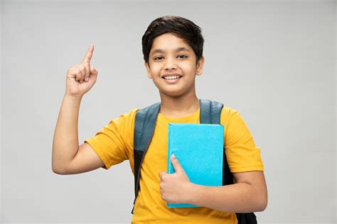 배경에 노란색 티셔츠 배낭을 착용 하는 학교 소년의 사진 스톡 사진 1위에 대한 스톡 사진 및 기타 이미지 1위 T 셔츠 가방 Istock