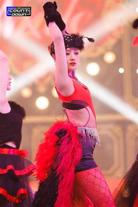 여자 아이들 민니 슈화 우기 망사스타킹 뽀얀 허벅지 촬스의 이슈와 유머