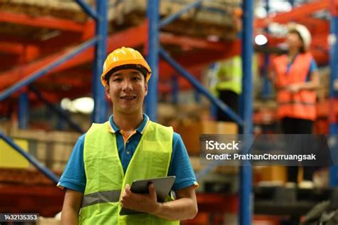 대형 소매 창고에 서있는 디지털 태블릿을 들고 안전 하드 햇과 조끼를 입은 남성 창고 근로자의 초상화 20 24세에 대한 스톡 사진 및 기타 이미지 Istock