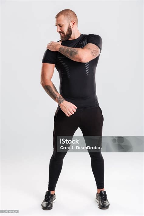 훈련 후 어깨에 닿는 강한 몸을 가진 검은 색 스포츠웨어의 복서의 전체 길이 이미지 흰색 배경에 고립 강사에 대한 스톡 사진 및 기타 이미지 Istock