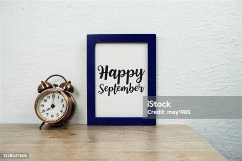 나무 테이블과 흰색 벽 배경에 해피 9 월 타이포그래피 텍스트 및 알람 시계 0명에 대한 스톡 사진 및 기타 이미지 0명 10월 11월 Istock