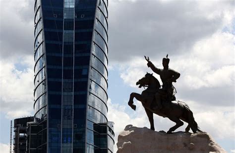 Монгол Улс өрийн дарамтад орох эрсдэл өндөр байгааг анхааруулжээ