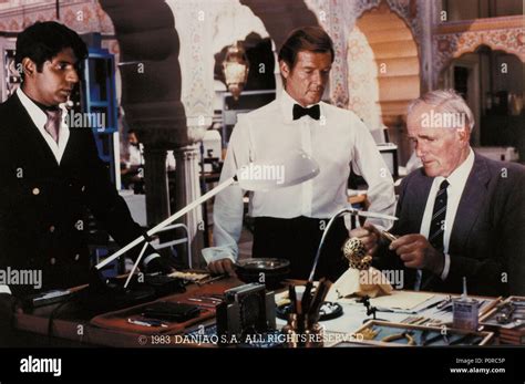 Roger Moore Desmond Llewelyn James Bond Banque Dimage Et Photos Alamy