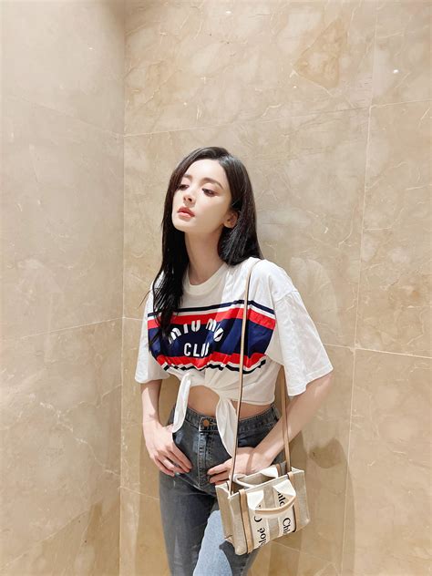 娜扎穿紧身裤双腿纤细修长 蚂蚁腰不盈一握好性感 搜狐大视野 搜狐新闻