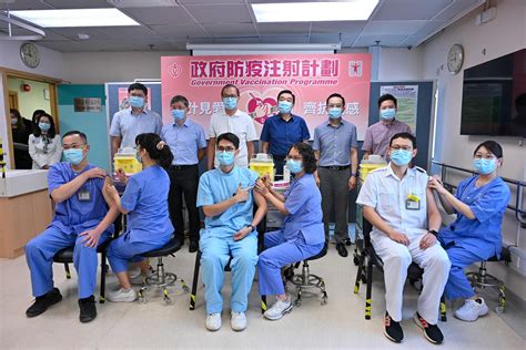 醫務衞生局局長接種季節性流感疫苗（附圖）