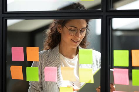 kanban 민첩한 스크럼 방법 유리 보드를 사용하여 웃고 스마트 사업가 애자일 방법론에 대한 스톡 사진 및 기타 이미지