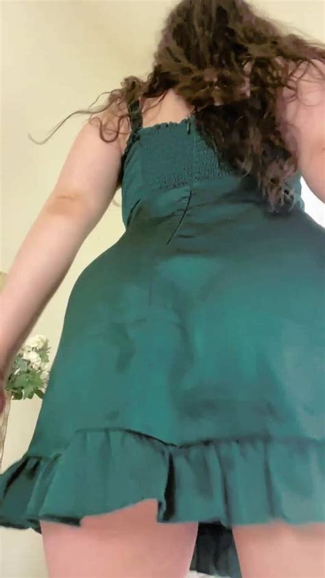 Dresses Should Be Worn Without Panties Right Scrolller