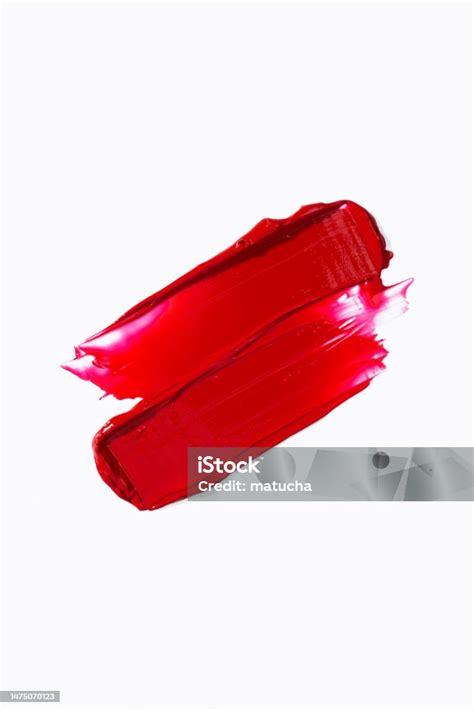흰색 배경에 격리된 립스틱 또는 아크릴 페인트의 얼룩과 질감 크림 메이크업 질감 밝은 빨간색 화장품 브러시 스트로크 스 와이프 샘플 거품 내기에 대한 스톡 사진 및 기타