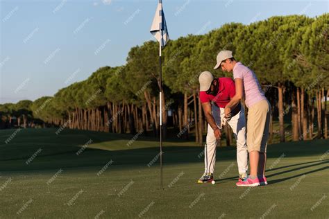 여성 골프 선수를 가르치는 남성 골프 강사 골프 코스에서 레슨을 제공하는 개인 트레이너 프리미엄 사진