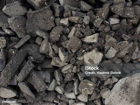 부서진 아스팔트 아스팔트 도로의 조각 깨진 노면 질감입니다 금이 간 아스팔트 말뚝 고속도로 해체 거리에 대한 스톡 사진 및 기타 이미지 Istock