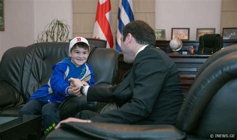 დავლაძეების და შომახიების ოჯახს ბინა გადასცეს Inews