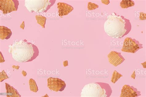 파스텔 핑크 배경에 깨진 아이스크림 콘 조각과 아이스크림 스쿱이있는 여름 창조적 인 레이아웃 80 년대 또는 90 년대 복고풍 패션 미적 아이스크림과 특종 개념 최소한의